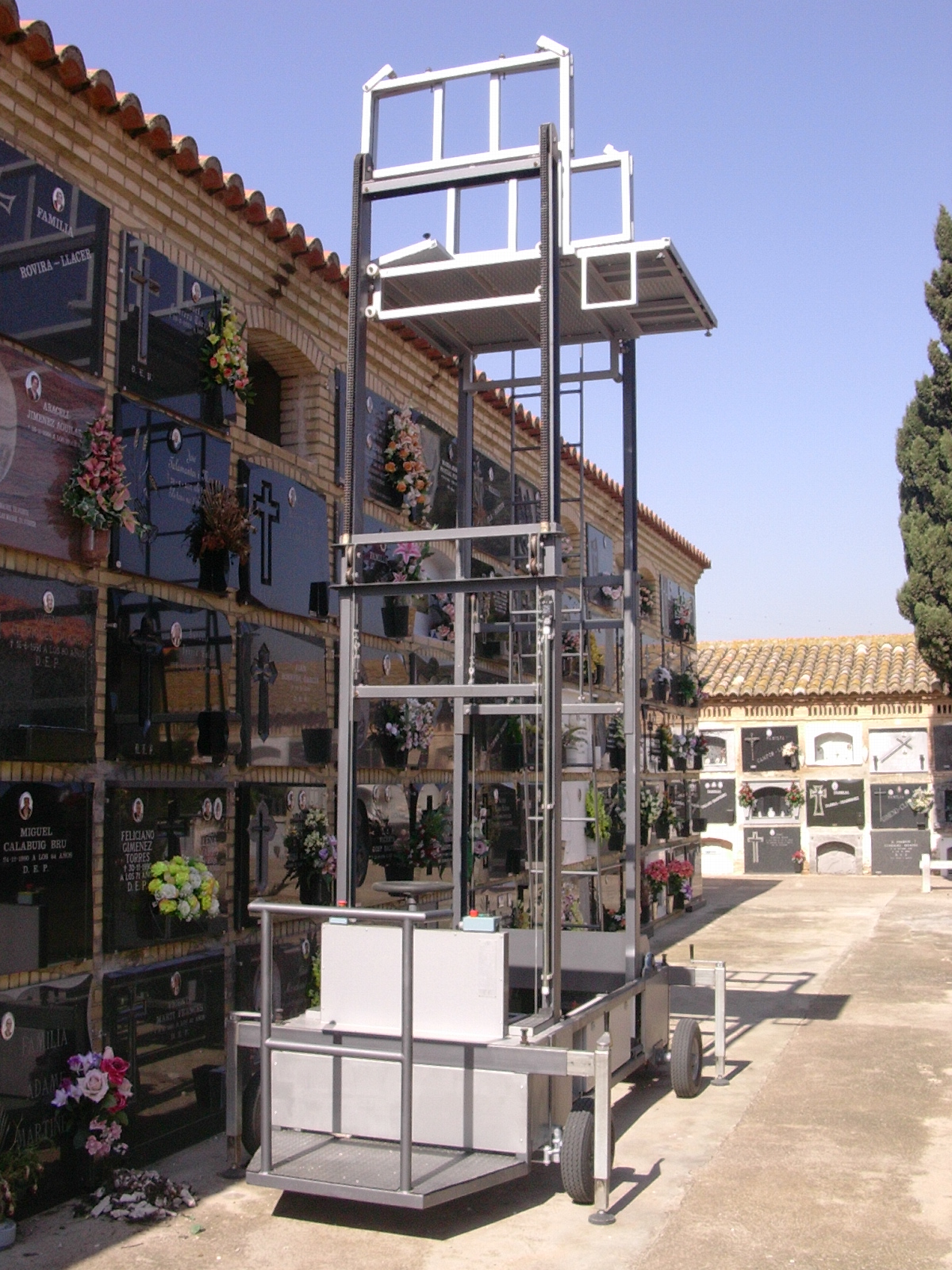 Portaféretros - Elevador eléctrico para inserción de ataúdes en nichos